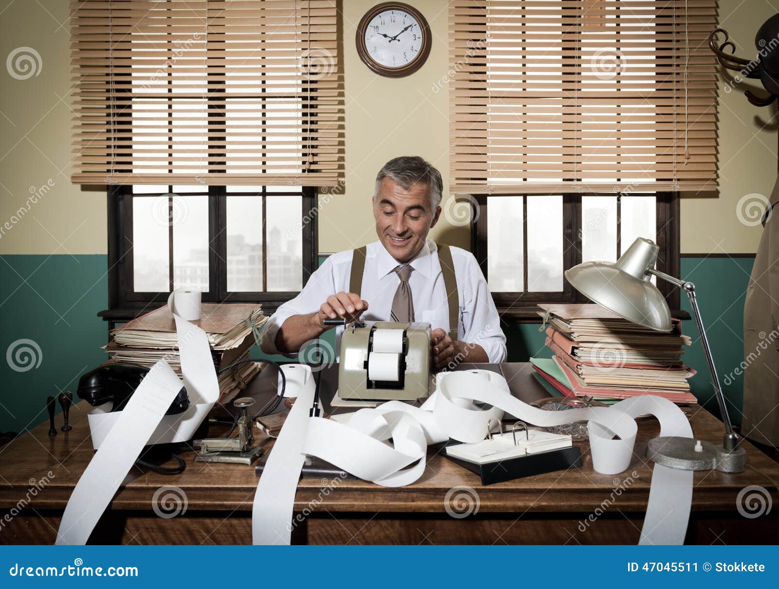 Comptable Occupé De Vintage Avec La Calculatrice Image stock - Image du ...