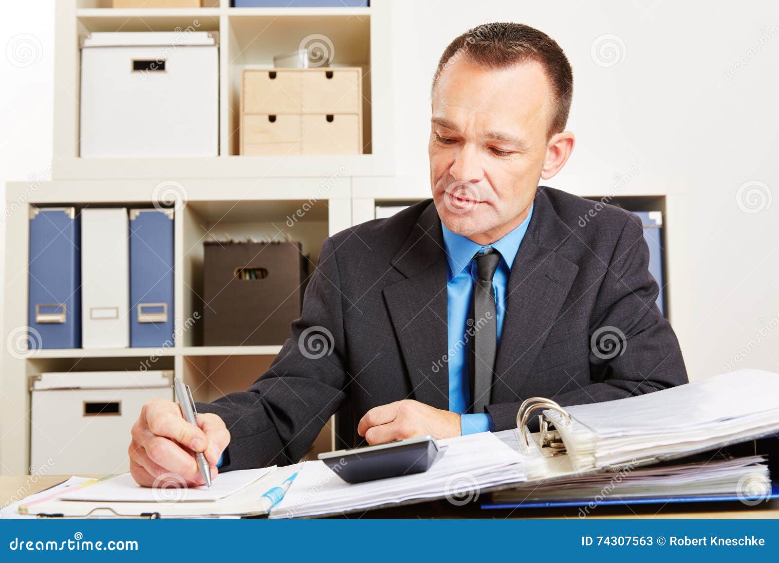 Comptable Pendant Le Contrôle Fiscal Dans Le Bureau Image stock - Image ...