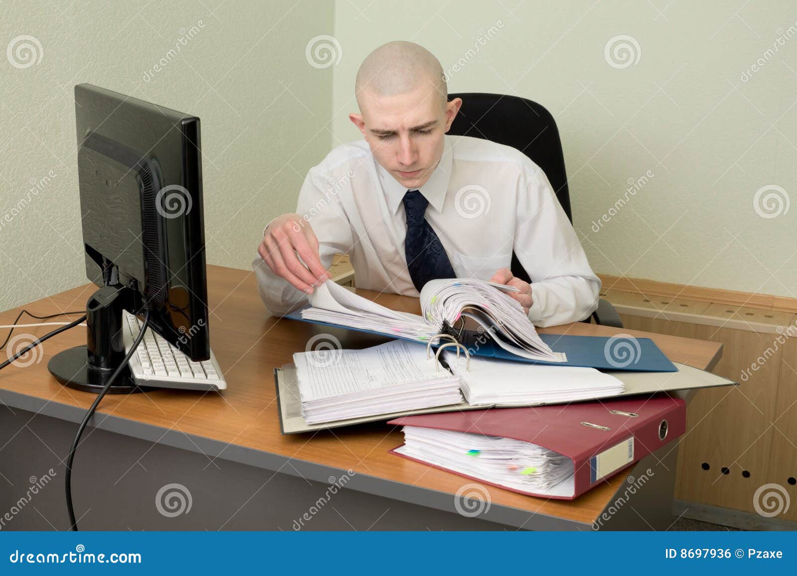 Comptable Sur Un Lieu De Travail Au Bureau Photo stock - Image du ...
