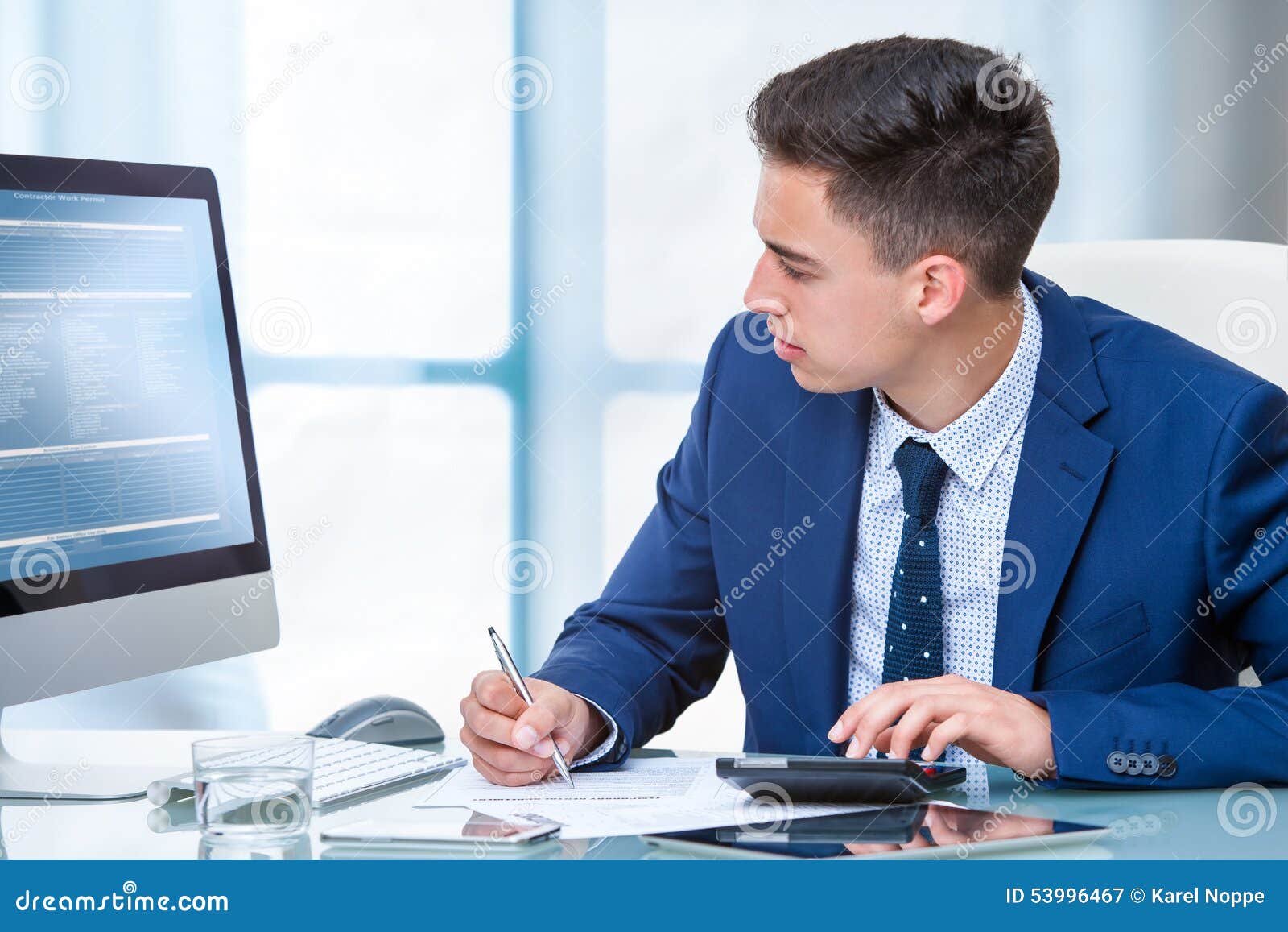 Comptable Travaillant Au Budget Au Bureau Image stock - Image du formel ...