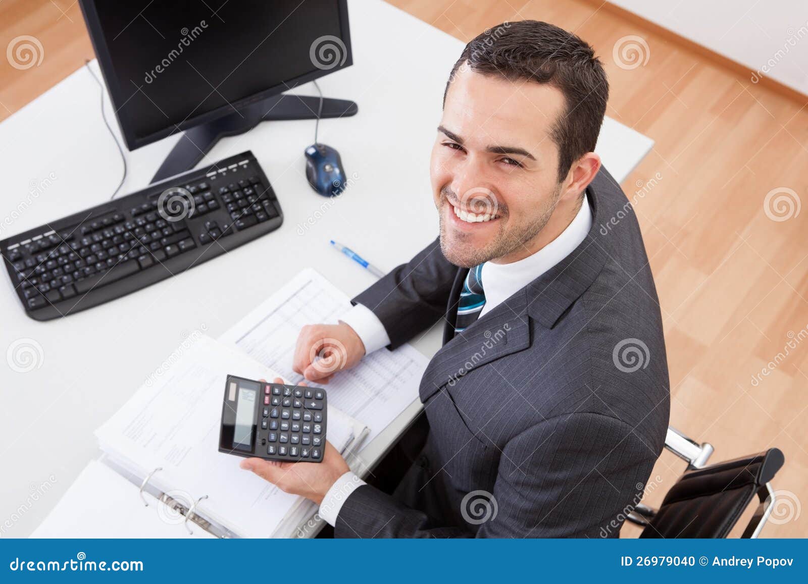Comptable Travaillant Au Bureau Photo stock - Image du factures ...
