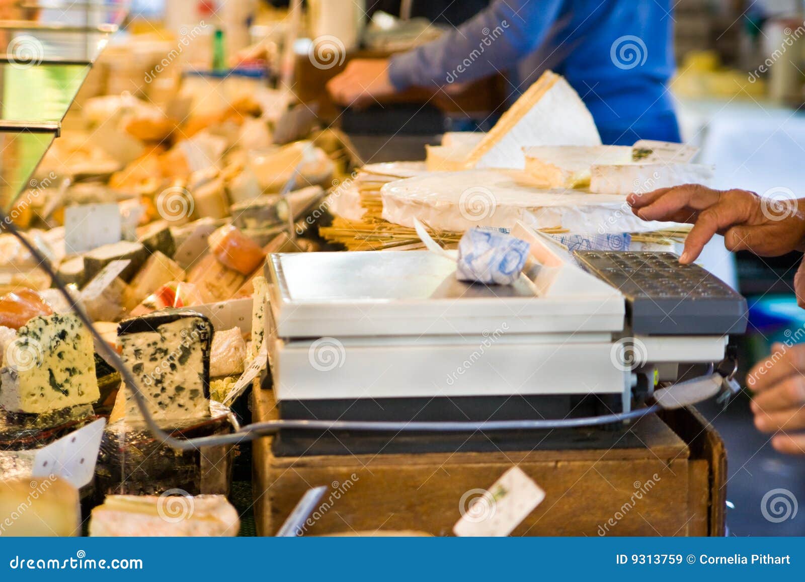 Compteur de fromage image stock. Image du marché, vendeur - 9313759