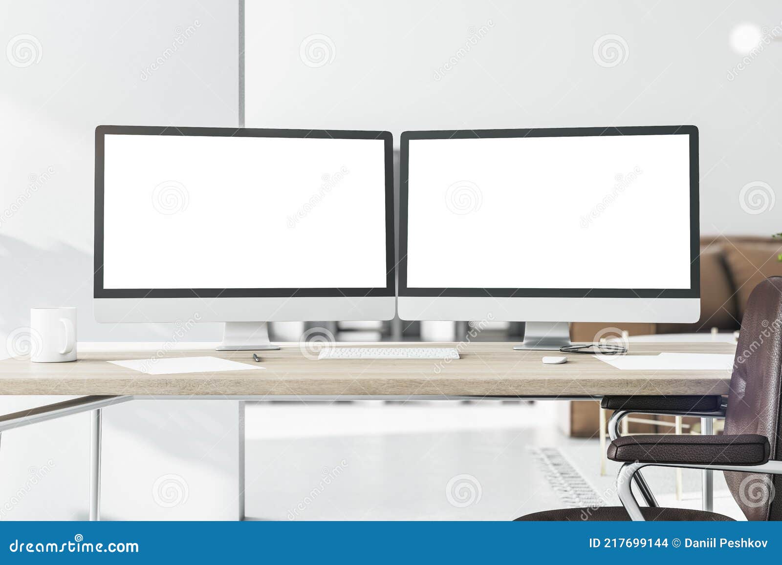 Computador Branco Branco Branco Em Mesa De Madeira Clara Com Teclado E ...