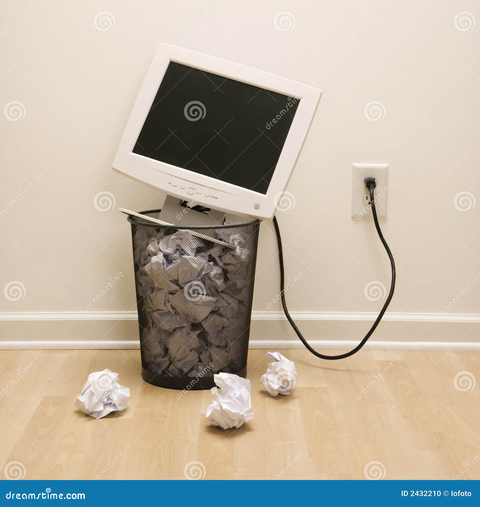 Computador No Balde Do Lixo. Foto de Stock - Imagem de rede, fotografia ...