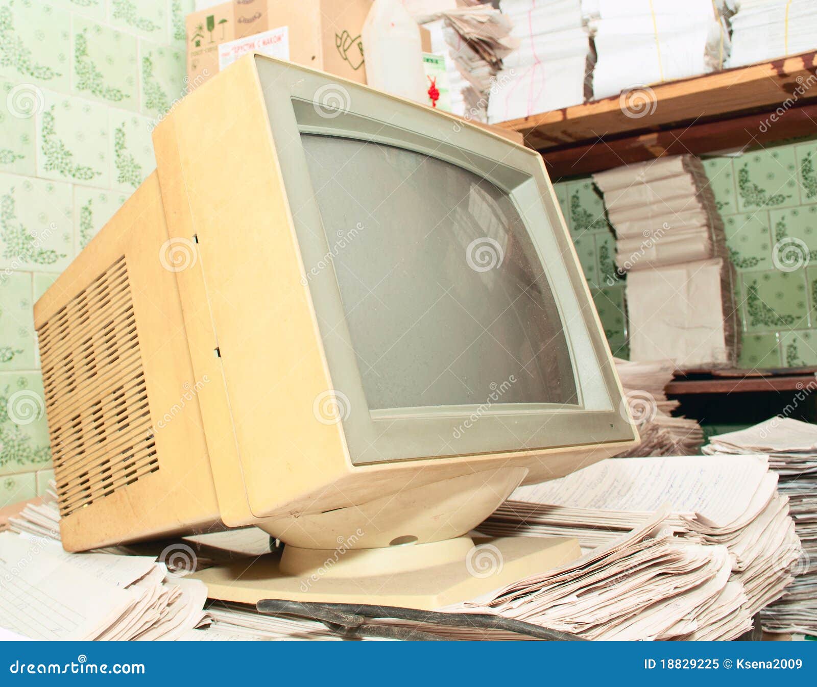 Computador velho imagem de stock. Imagem de reciclagem - 18829225
