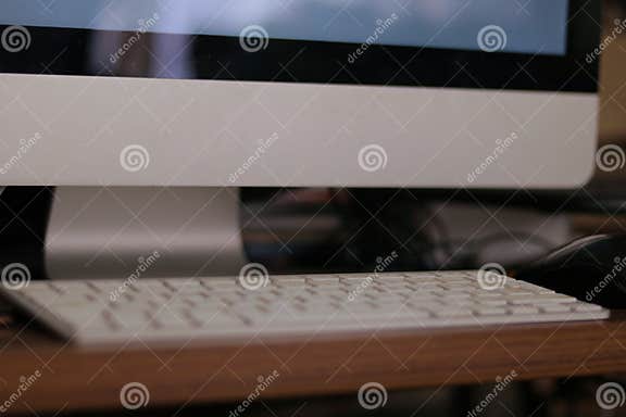 Computadora De Escritorio Con Teclado Y Mouse Imagen de archivo ...