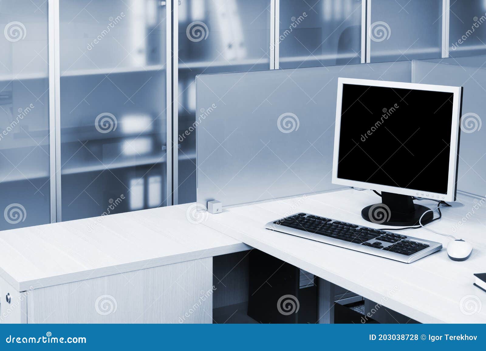 Computadora En Un Escritorio En Una Oficina Moderna Foto de archivo ...