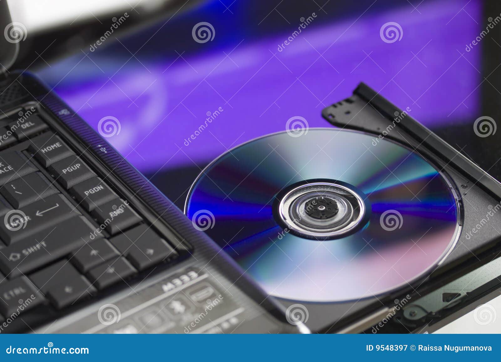 Computadora Portátil Con Un Dvd Del Disco. Cierre Para Arriba. Imagen ...