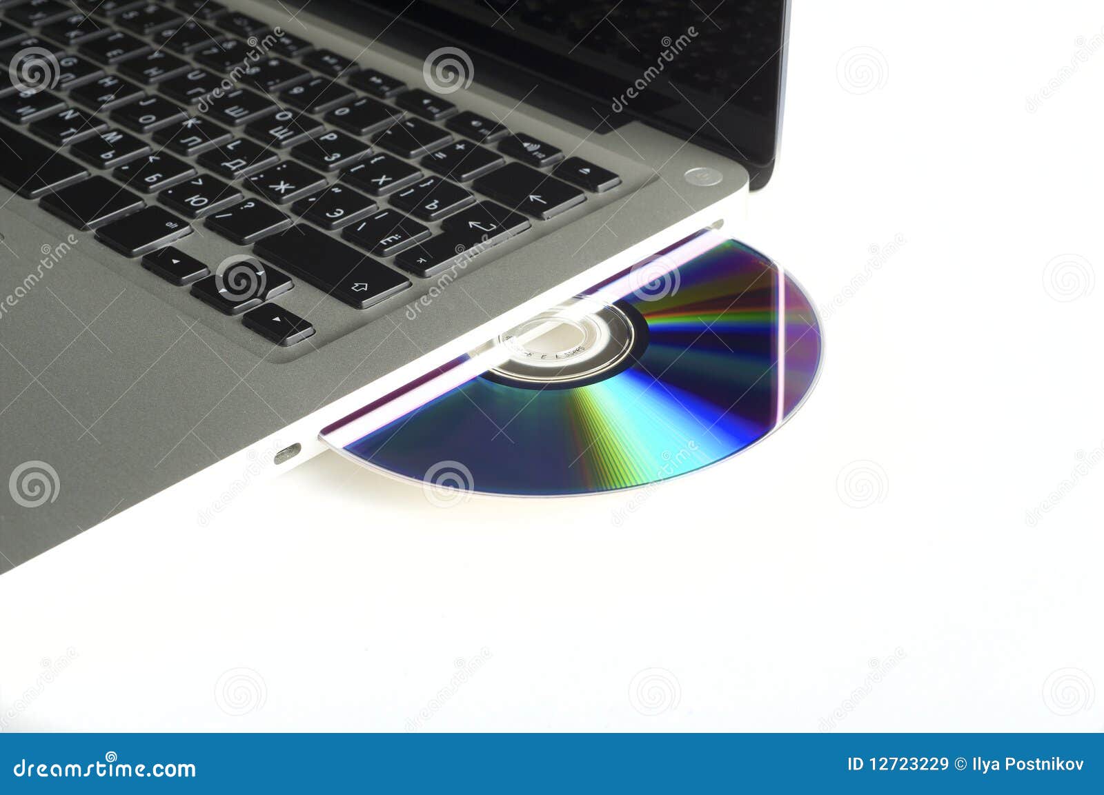 Computadora portátil y CD imagen de archivo. Imagen de comunicaciones ...