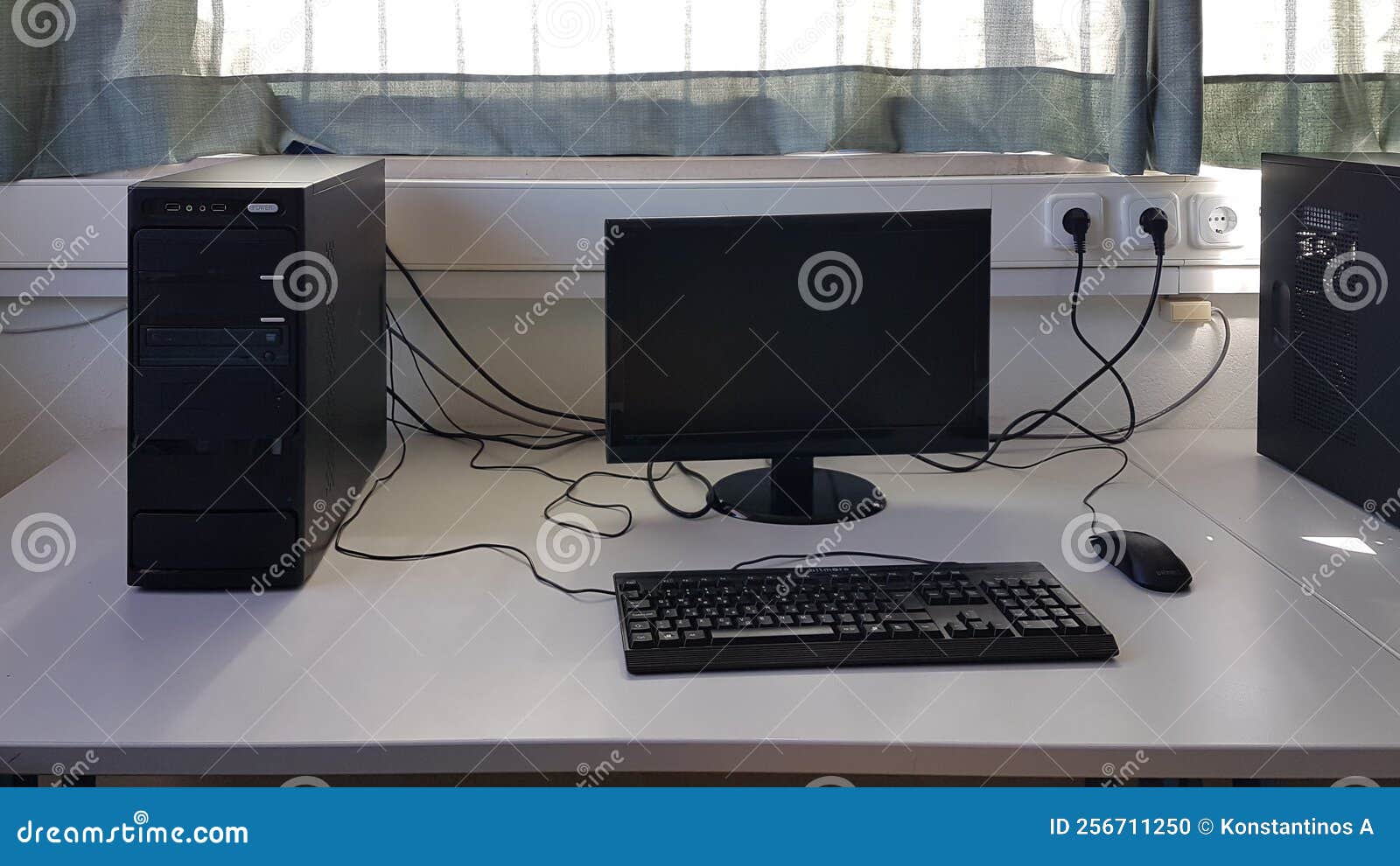 Computadoras De Escritorio En Clase Escolar Foto de archivo - Imagen de ...