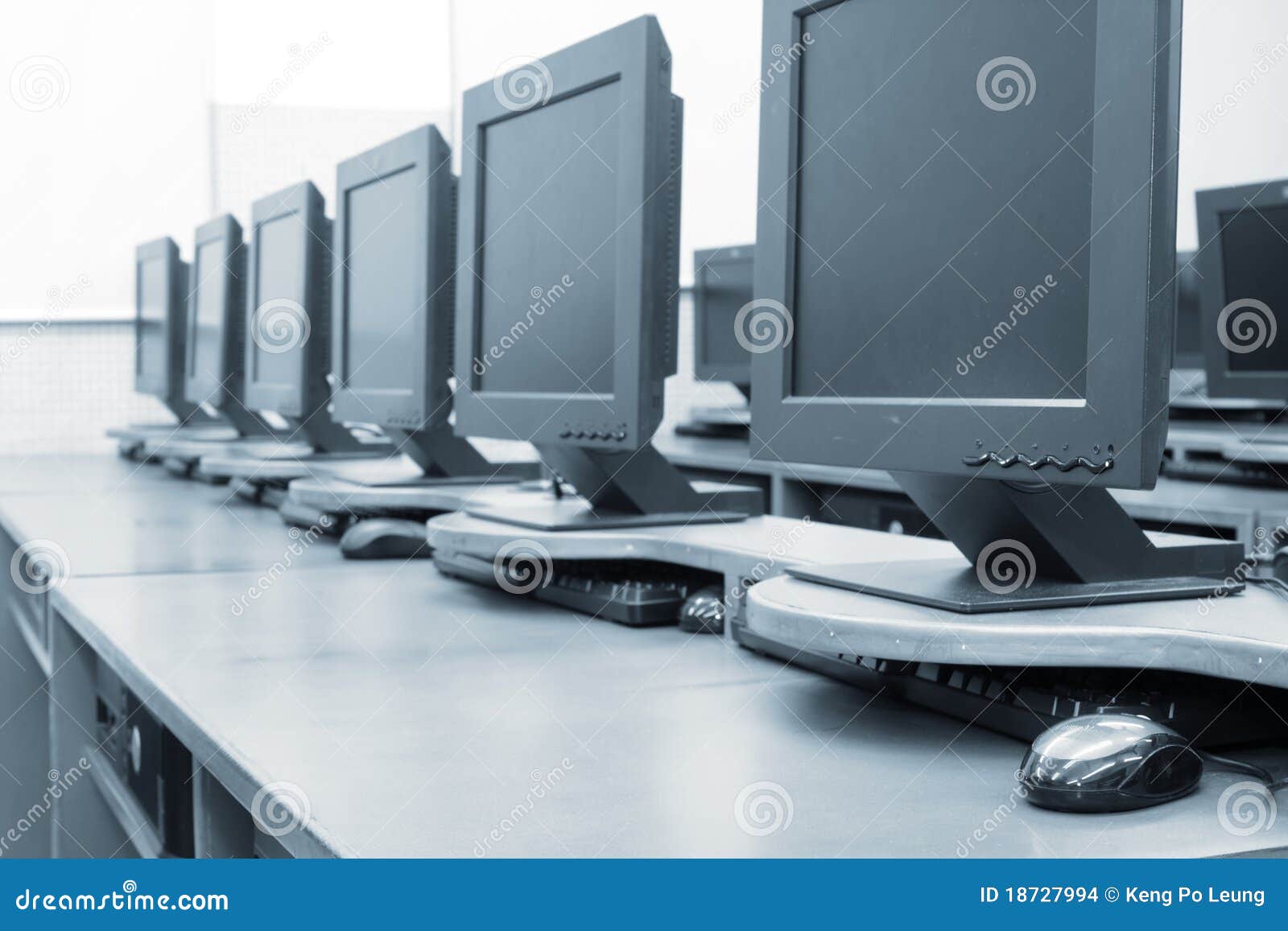 Computadores modernos foto de stock. Imagem de monitor - 18727994