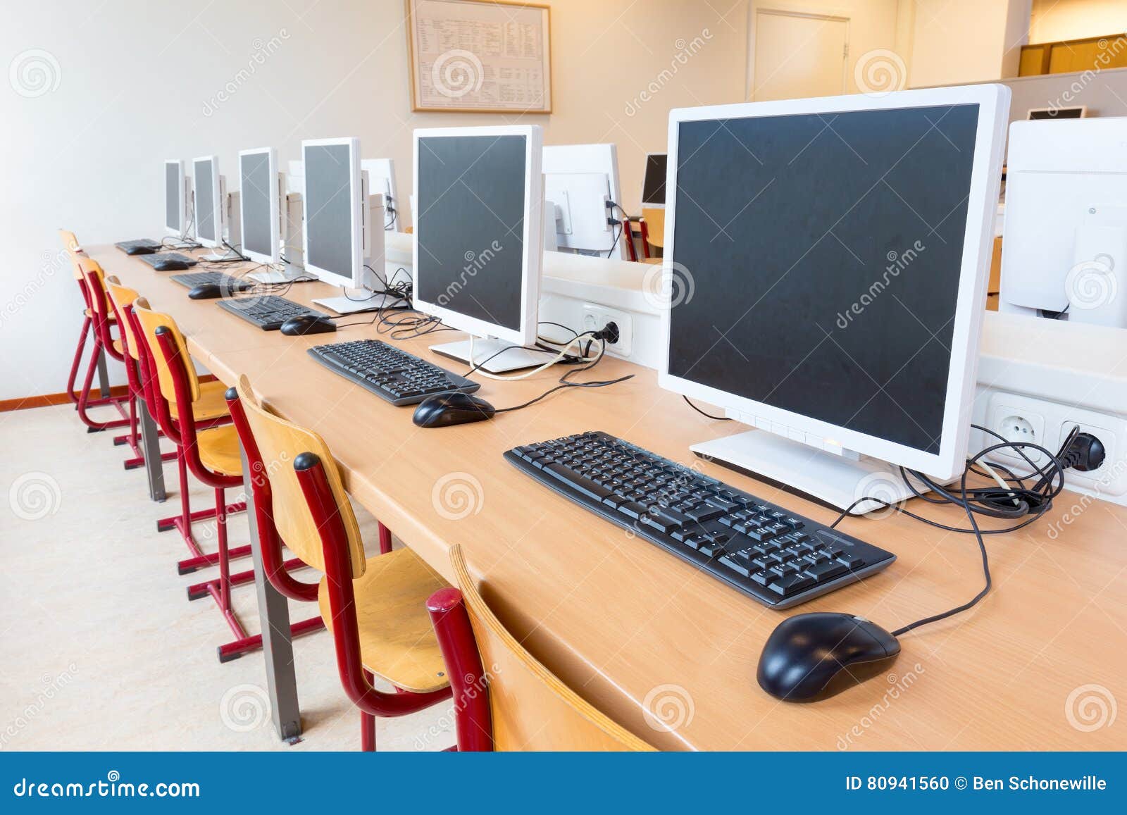 Computadores Na Sala De Aula Na High School Foto de Stock - Imagem de ...