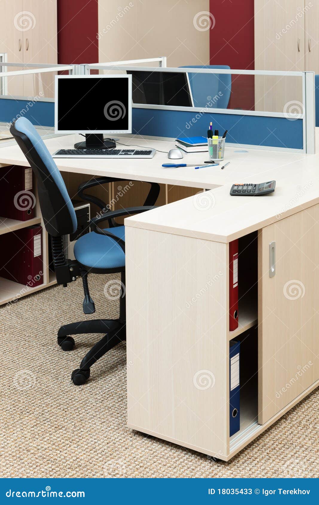 Computer Auf Einem Schreibtisch Stockbild - Bild von computer ...