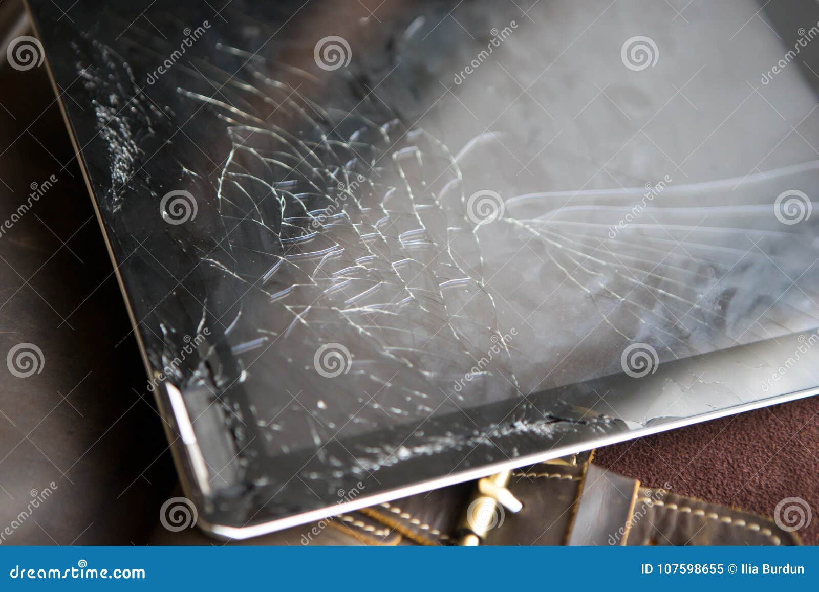 Computer Della Compressa Con Lo Schermo Di Vetro Rotto Immagine Stock ...