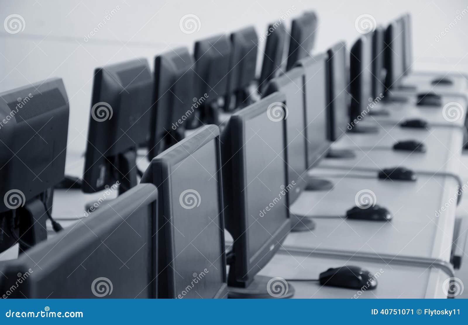 Computer in Der Reihe Im Schuleklassenzimmer Stockbild - Bild von ...