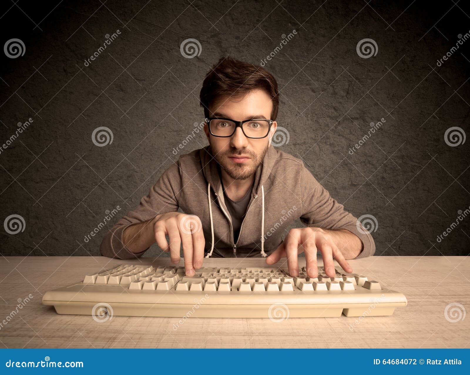 Computer Die Geek Op Toetsenbord Typen Stock Foto - Image of grappig ...