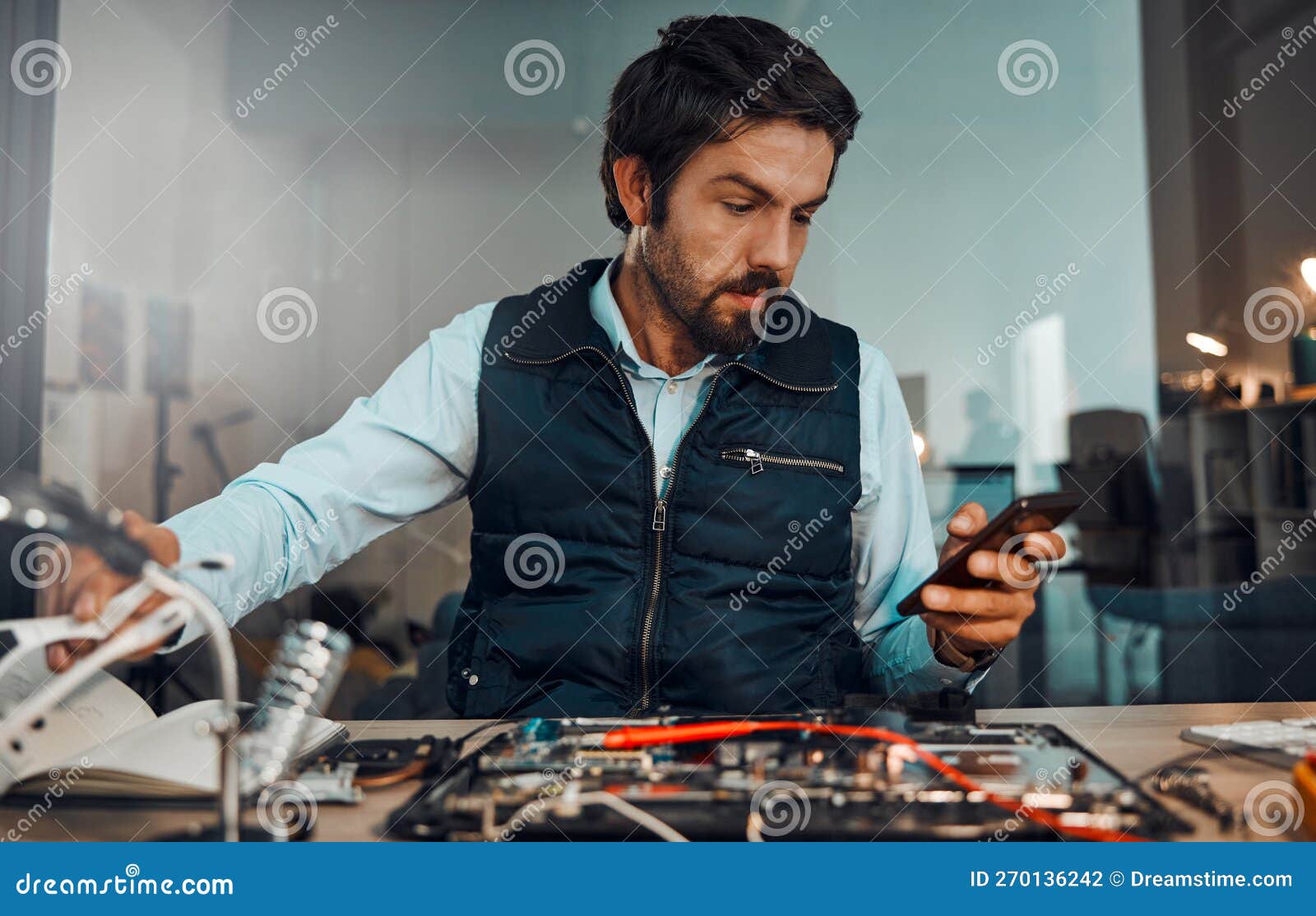 Computer Hardware Repair, Phone and it Worker Watch a Diy Video To Fix ...