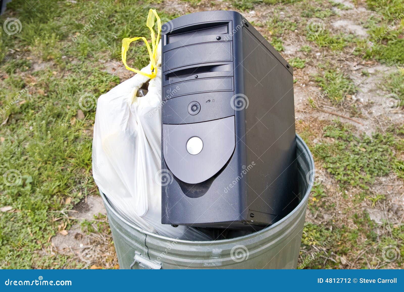 Computer im Abfall stockfoto. Bild von abfall, überholt - 4812712