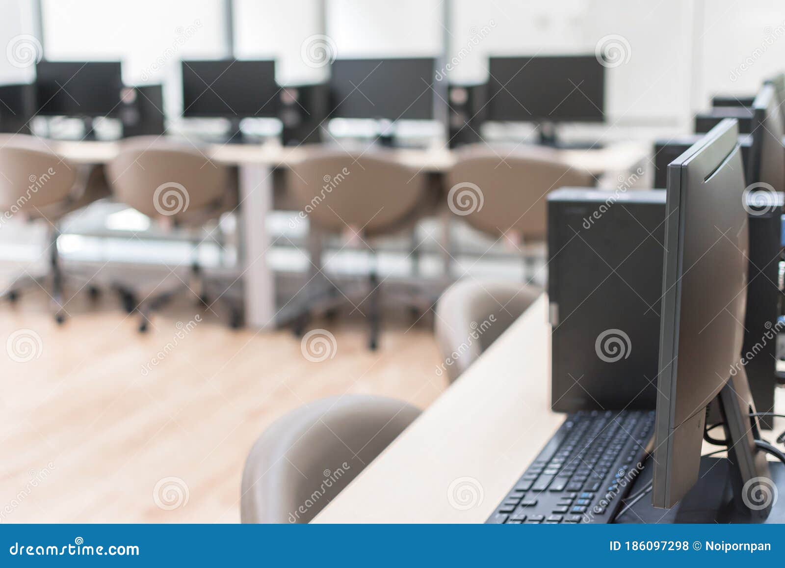 Computer Lab Blur Background with Pc Desktop Computer Machine in Blurry ...