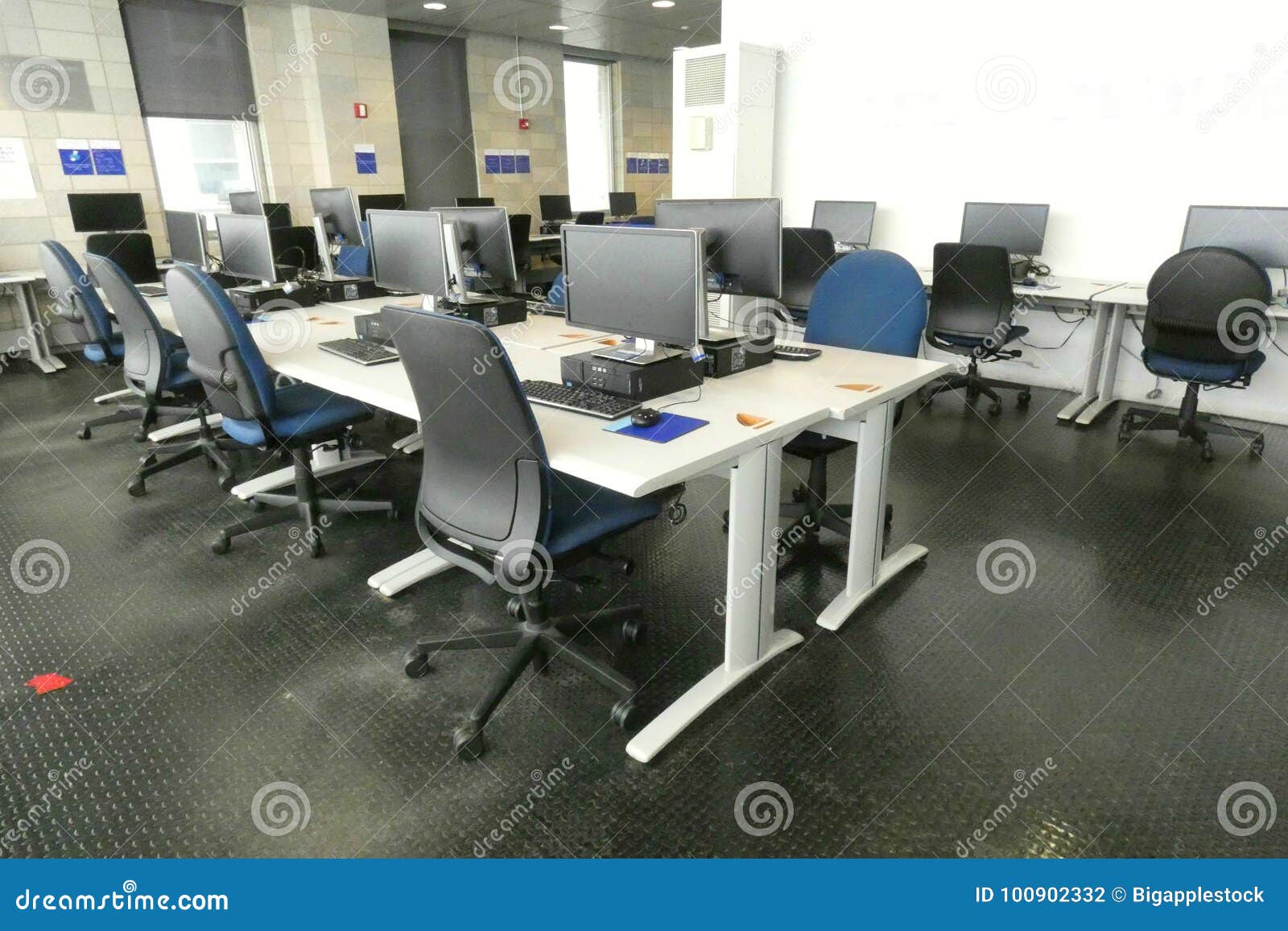 Computer-Labor stockfoto. Bild von geschäft, netz, labor - 100902332