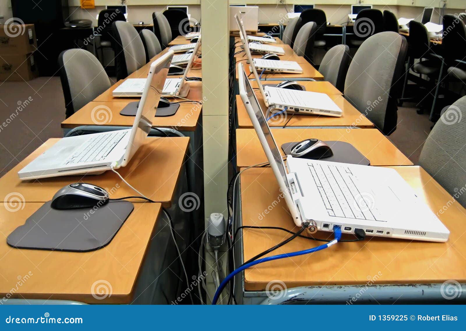 Computer-Labor 3 stockbild. Bild von keyboarding, schule - 1359225