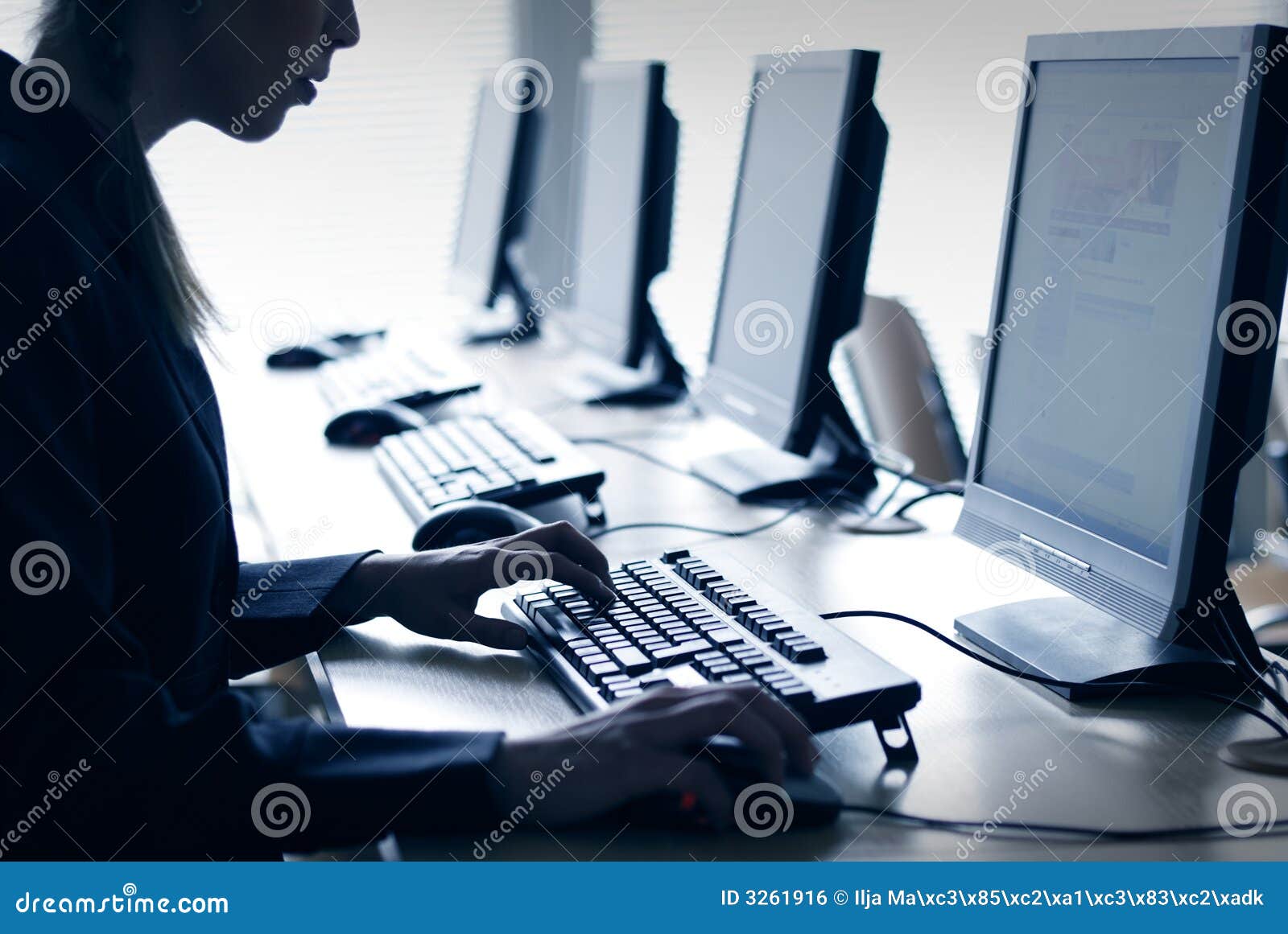 Computer-Labor stockfoto. Bild von lernen, hochschule - 3261916