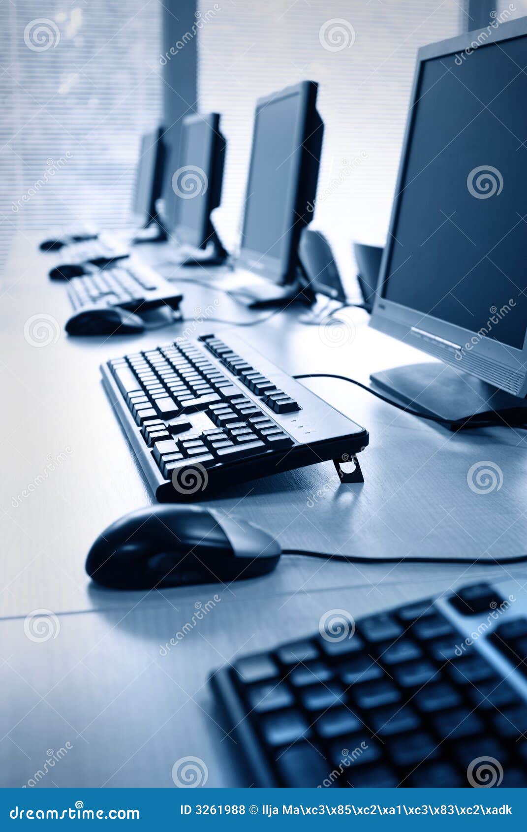 Computer-Labor stockfoto. Bild von horizontal, bildschirmanzeige - 3261988