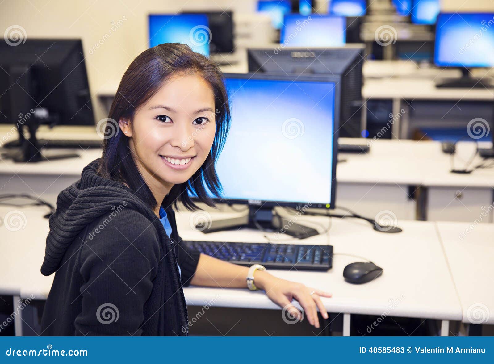 Computer-Labor stockbild. Bild von dame, schön, erwachsener - 40585483