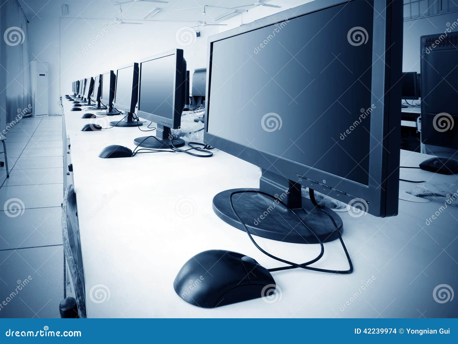 Computer-Labor stockfoto. Bild von schreibtisch, contrasty - 42239974