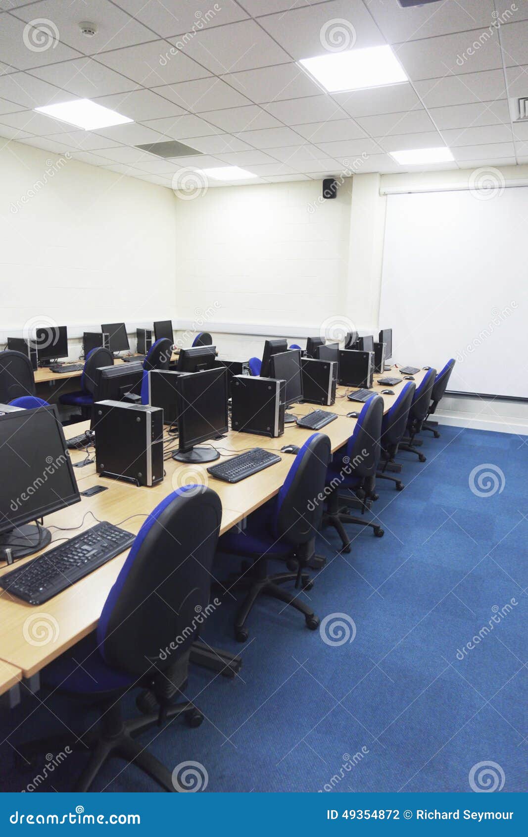 Computer-Labor stockfoto. Bild von dunkel, überwachungsgerät - 49354872