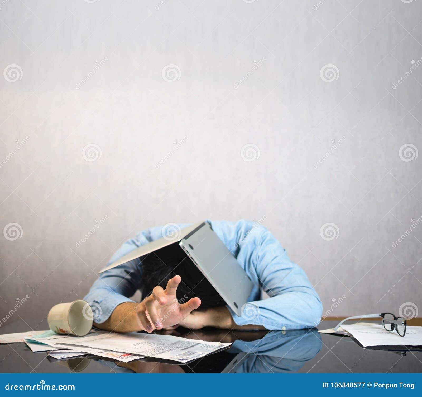 Computer Laptop on Man Head Stock Image - Image of team, study: 106840577