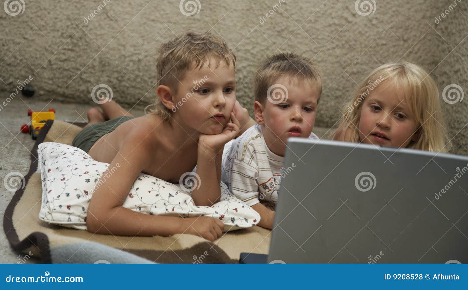 Computer mit drei Kindern stockfoto. Bild von leute, notizbuch - 9208528