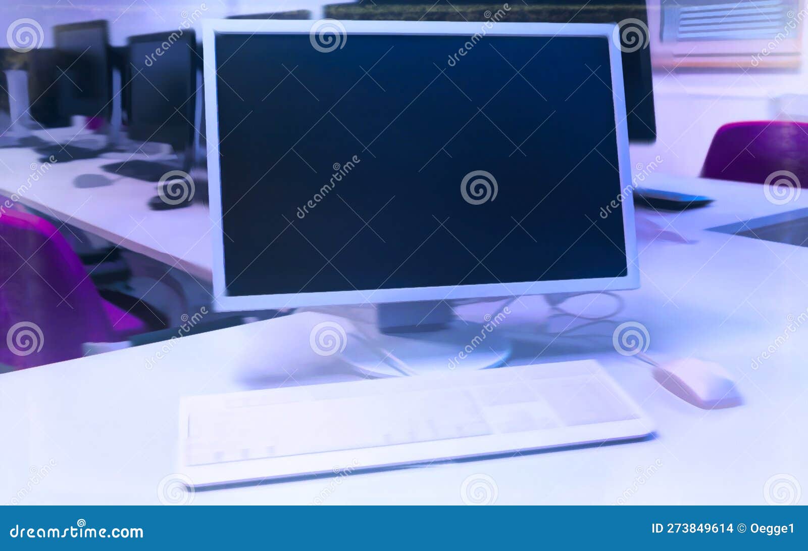 Computer Mit Tastatur Und Maus Im Pc Raum Stock Photo - Image of room ...