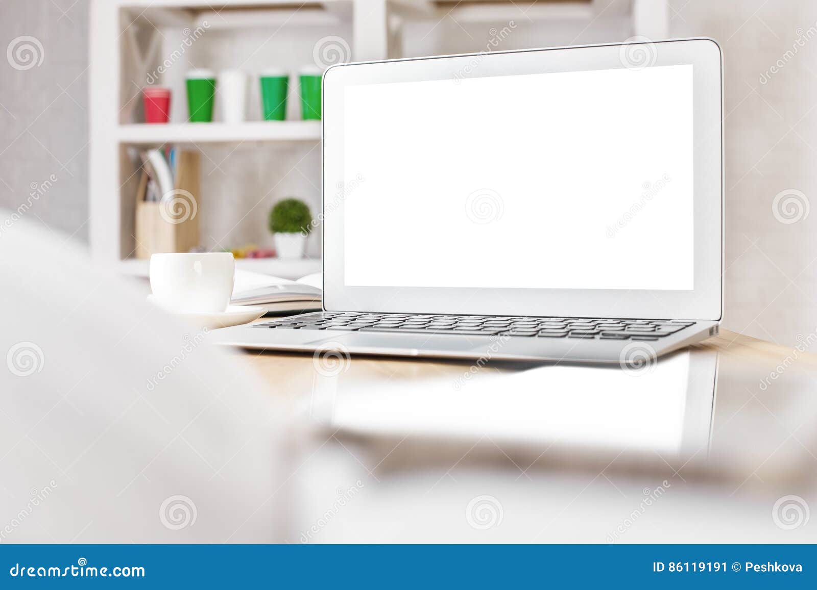 Computer Portatile Bianco Sul Desktop Dell'ufficio Immagine Stock ...
