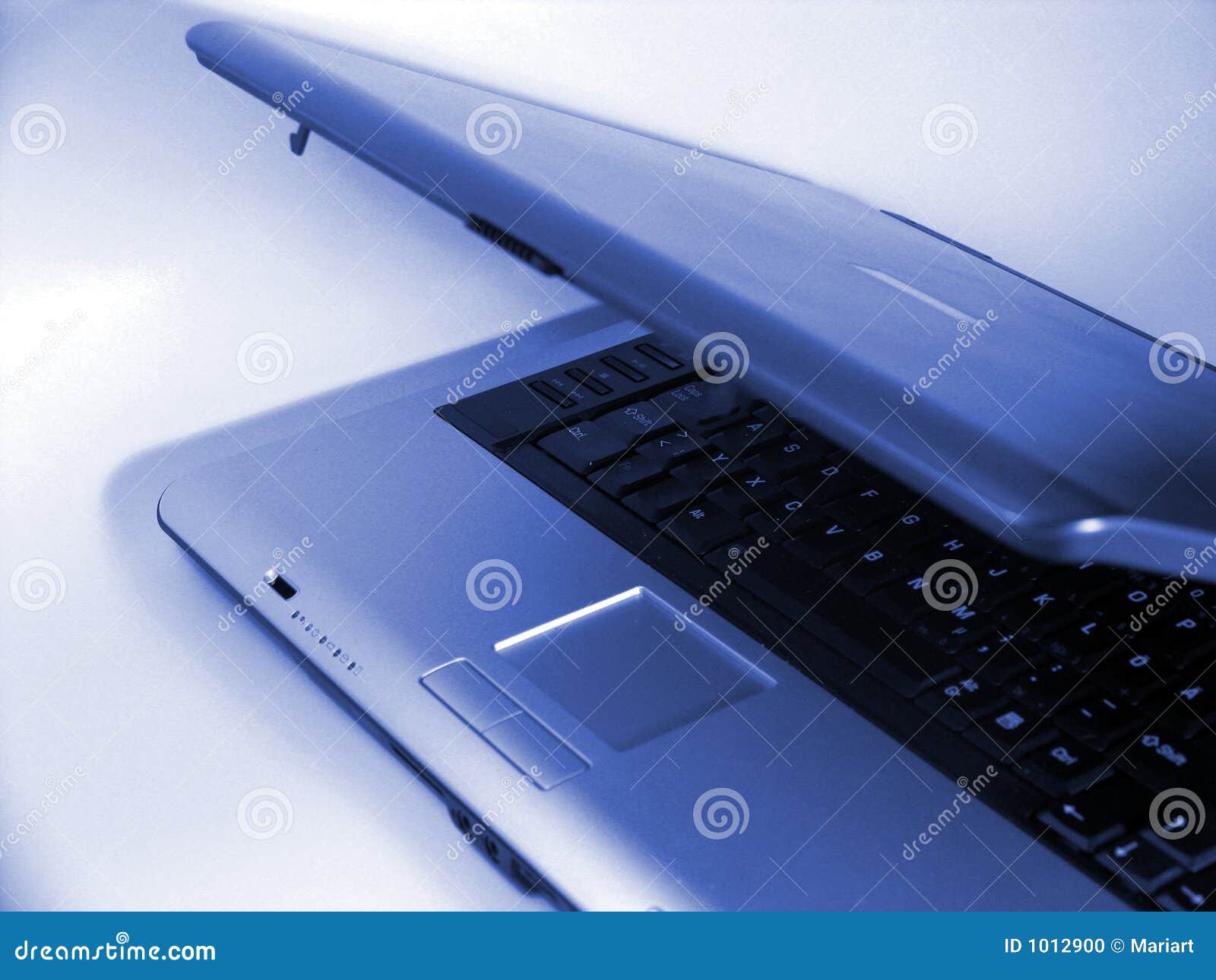 Computer portatile blu fotografia stock. Immagine di controllo - 1012900