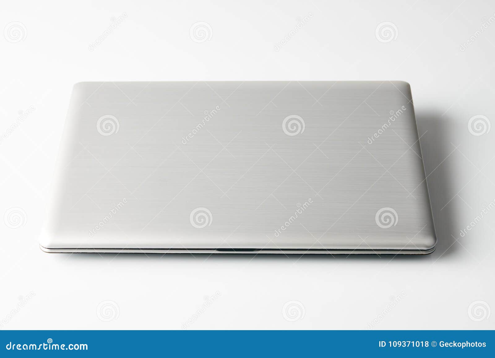 Computer Portatile Chiuso Isolato Su Fondo Bianco Fotografia Stock ...