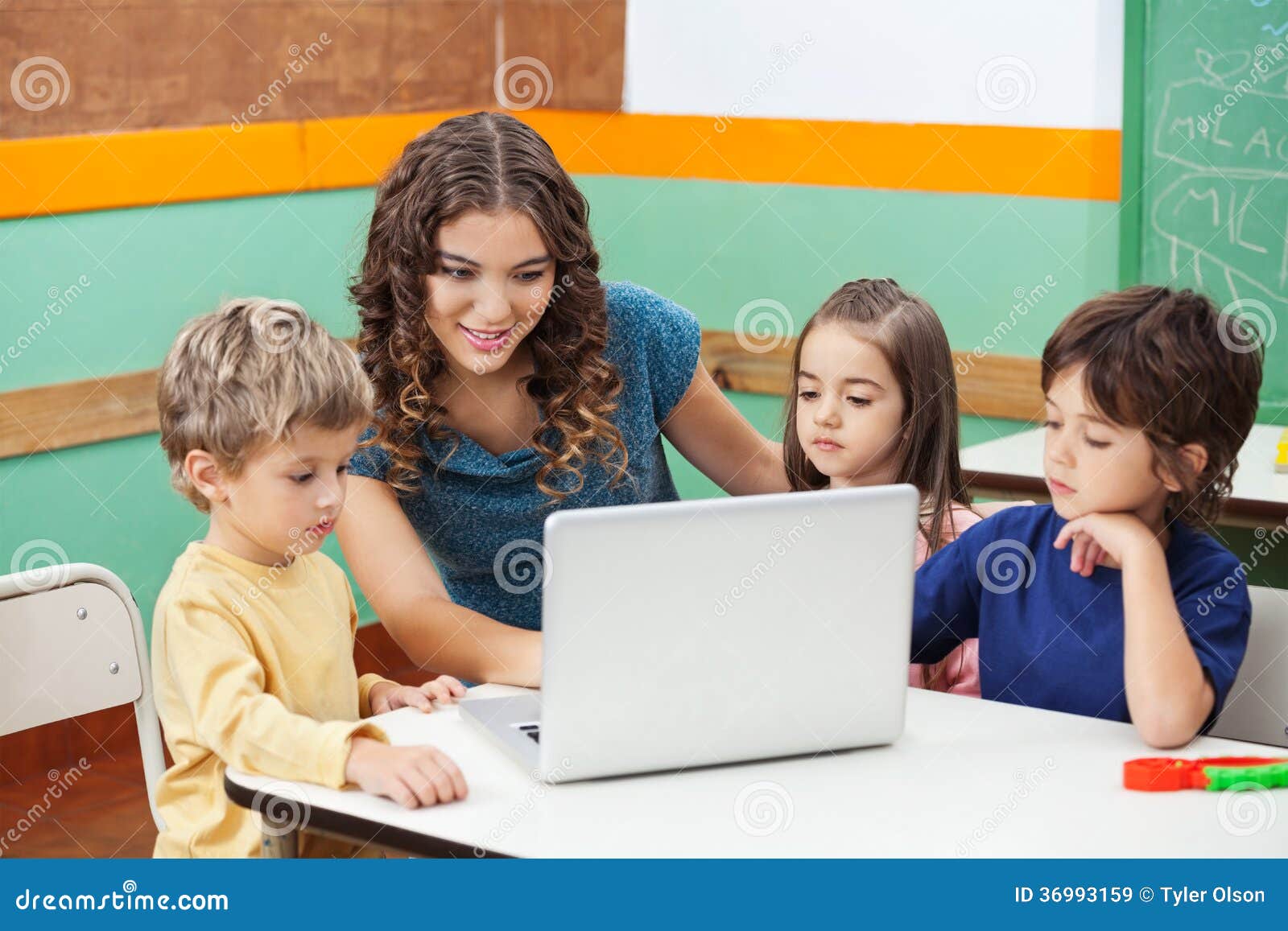 Computer Portatile Di and Students Using Dell'insegnante Nella Classe ...