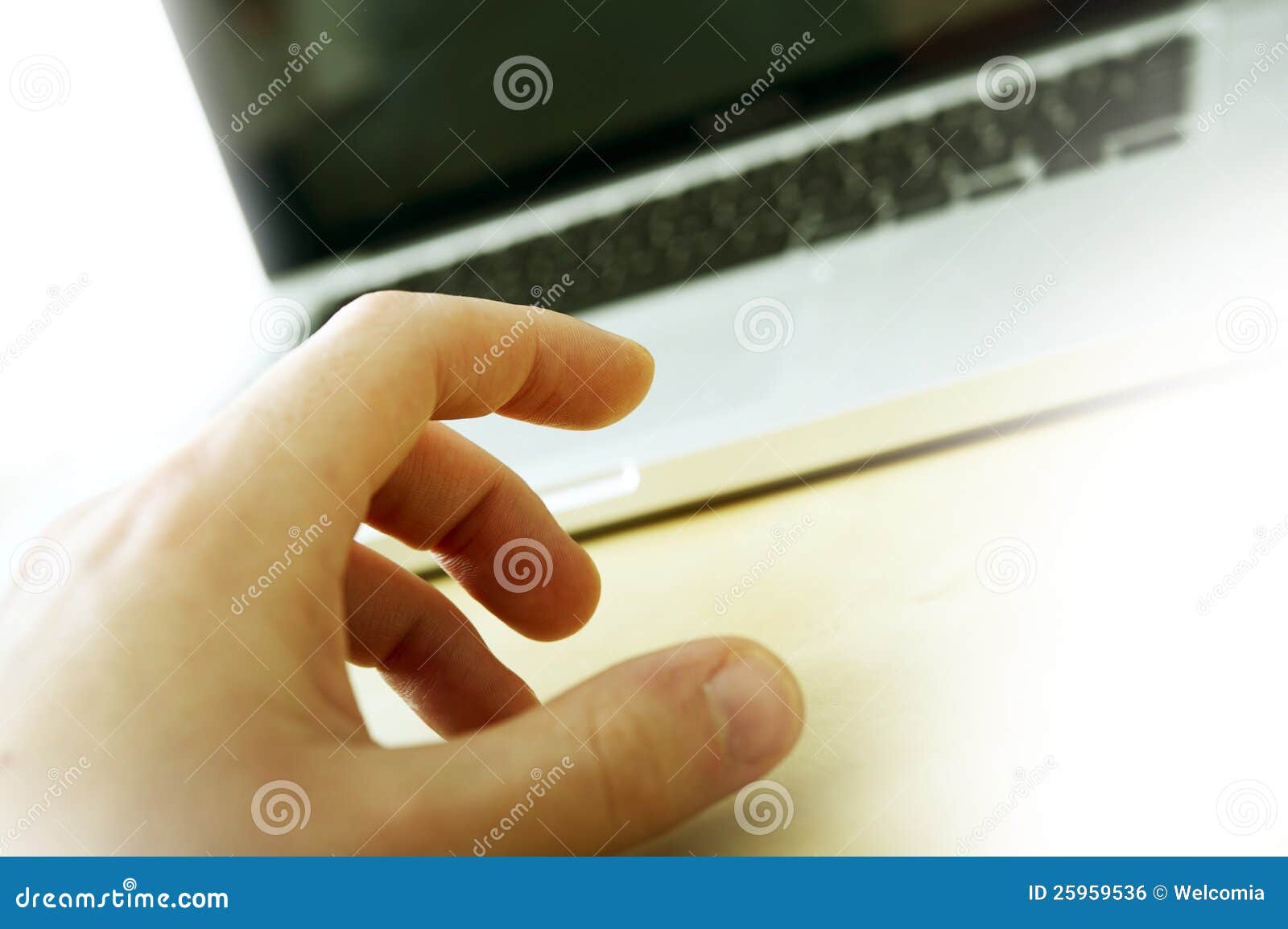 Computer portatile e mano fotografia stock. Immagine di tavolo - 25959536