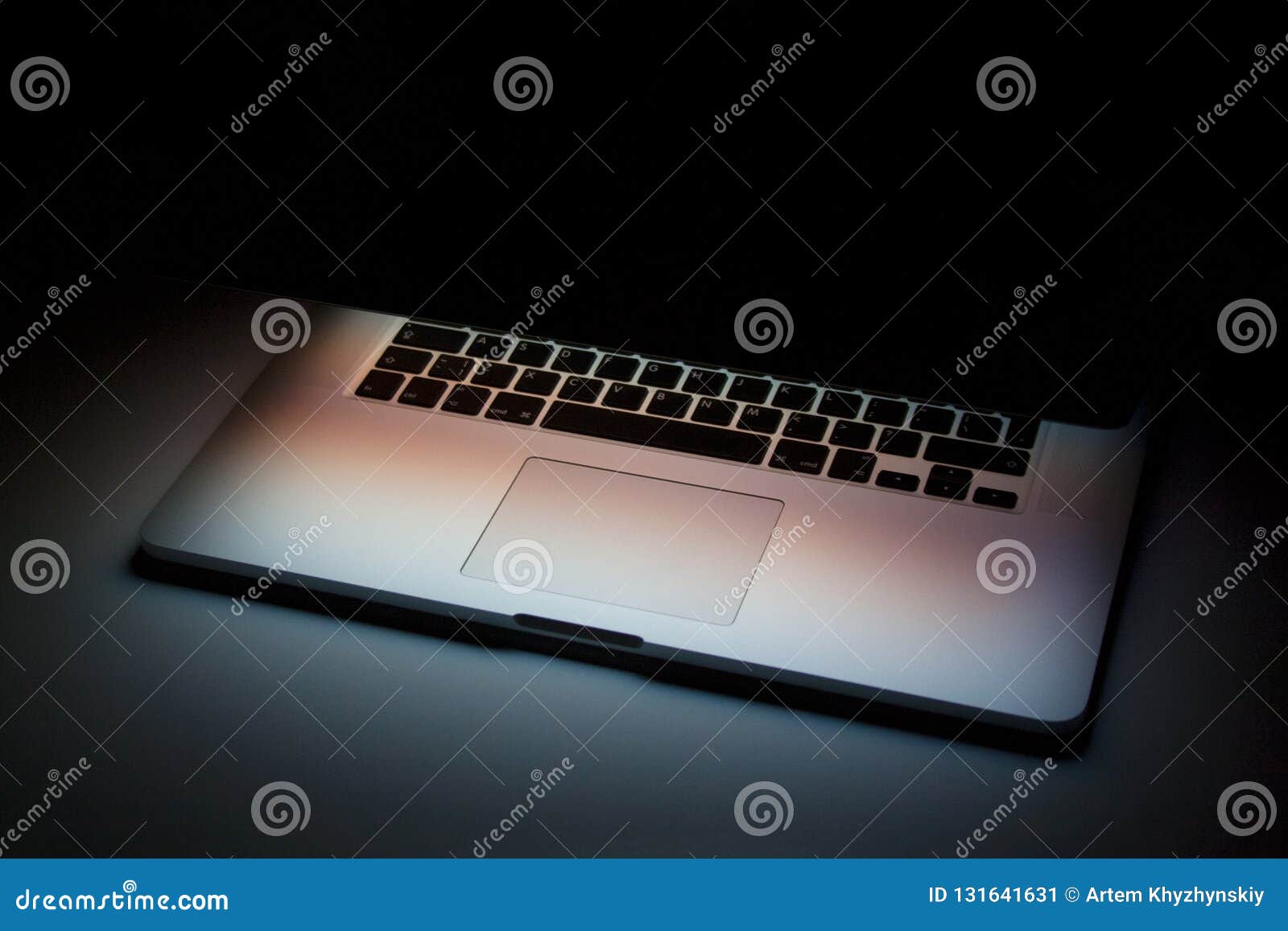 Computer Portatile Semichiuso Con La Luce Dello Schermo Su Fondo Scuro ...