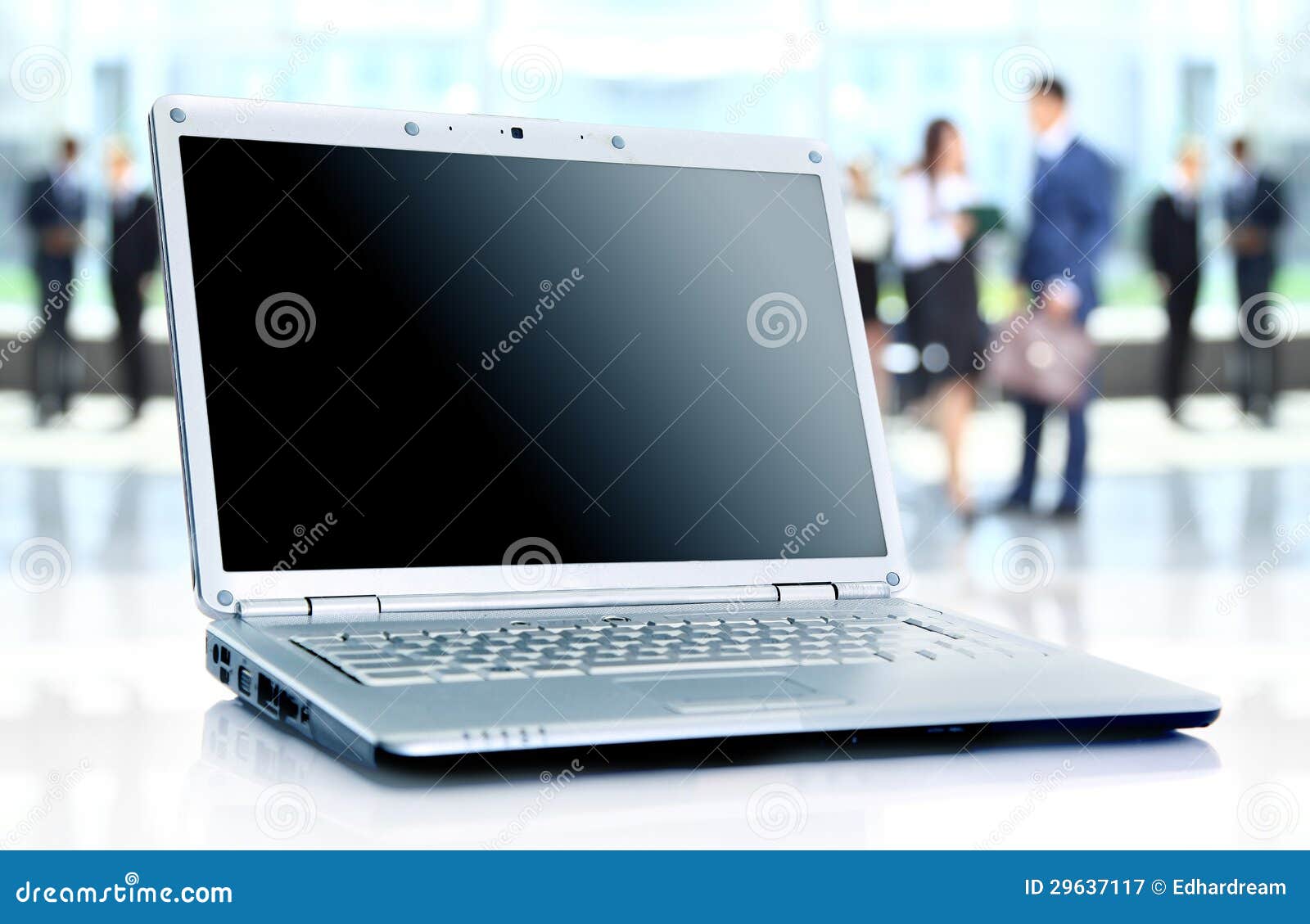 Computer Portatile Sottile Sulla Scrivania Immagine Stock - Immagine di ...