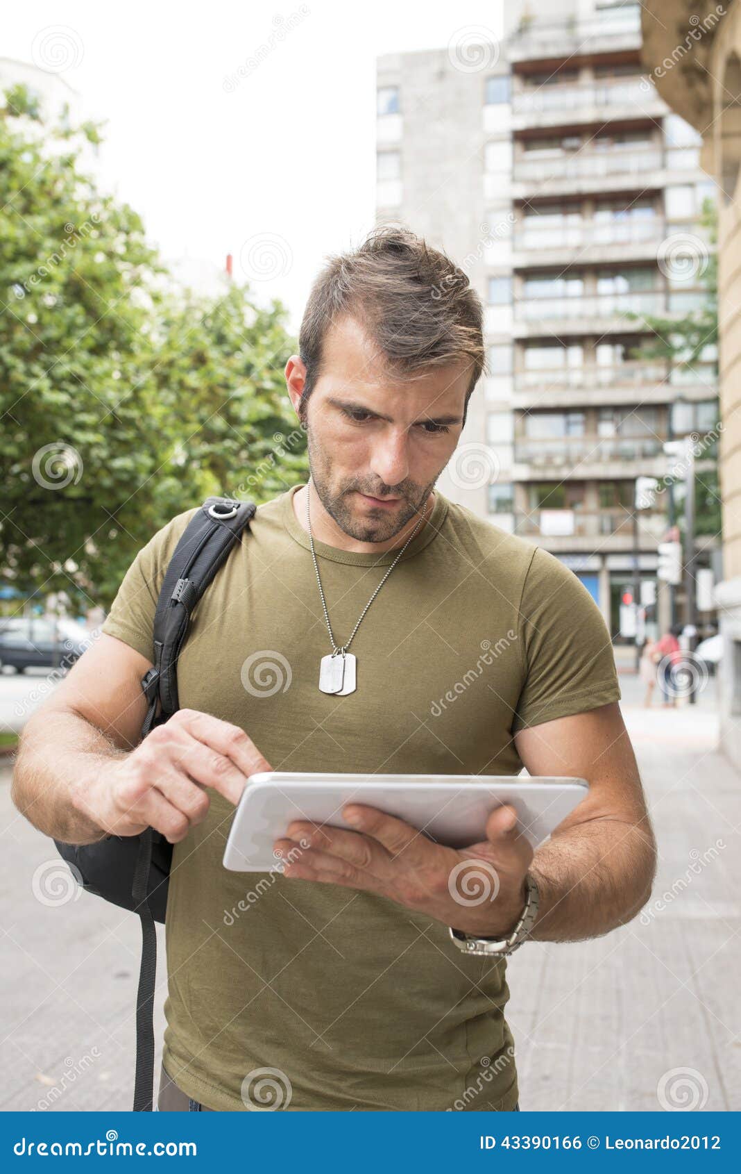 Computer Serio Urbano Della Compressa Del Computer Portatile Dell'uomo ...