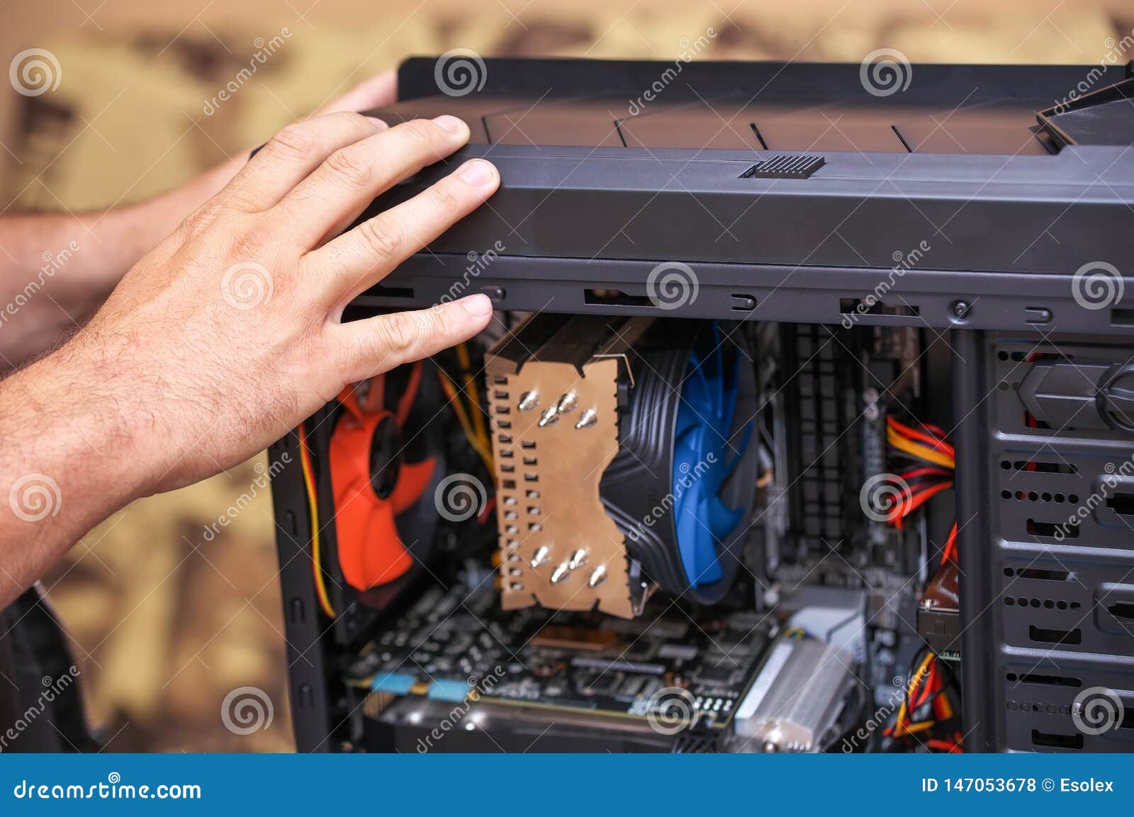 Computer Computer-Techniker-Assembles a Stockfoto - Bild von konzept ...