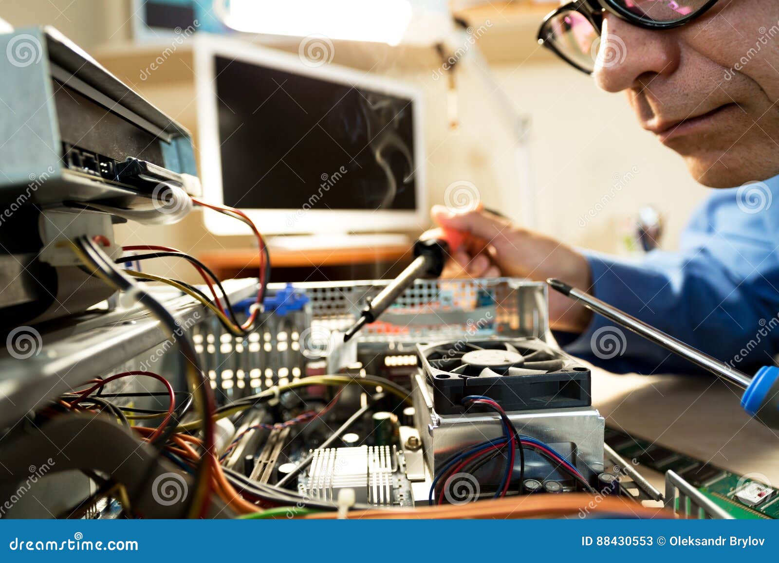 Computer-Techniker, Der Hardware Mit Werkzeugen Repariert Stockbild ...