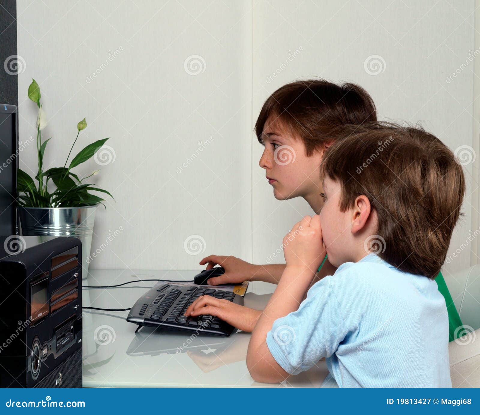Computergames stock image. Image of mouse, desk, rating - 19813427