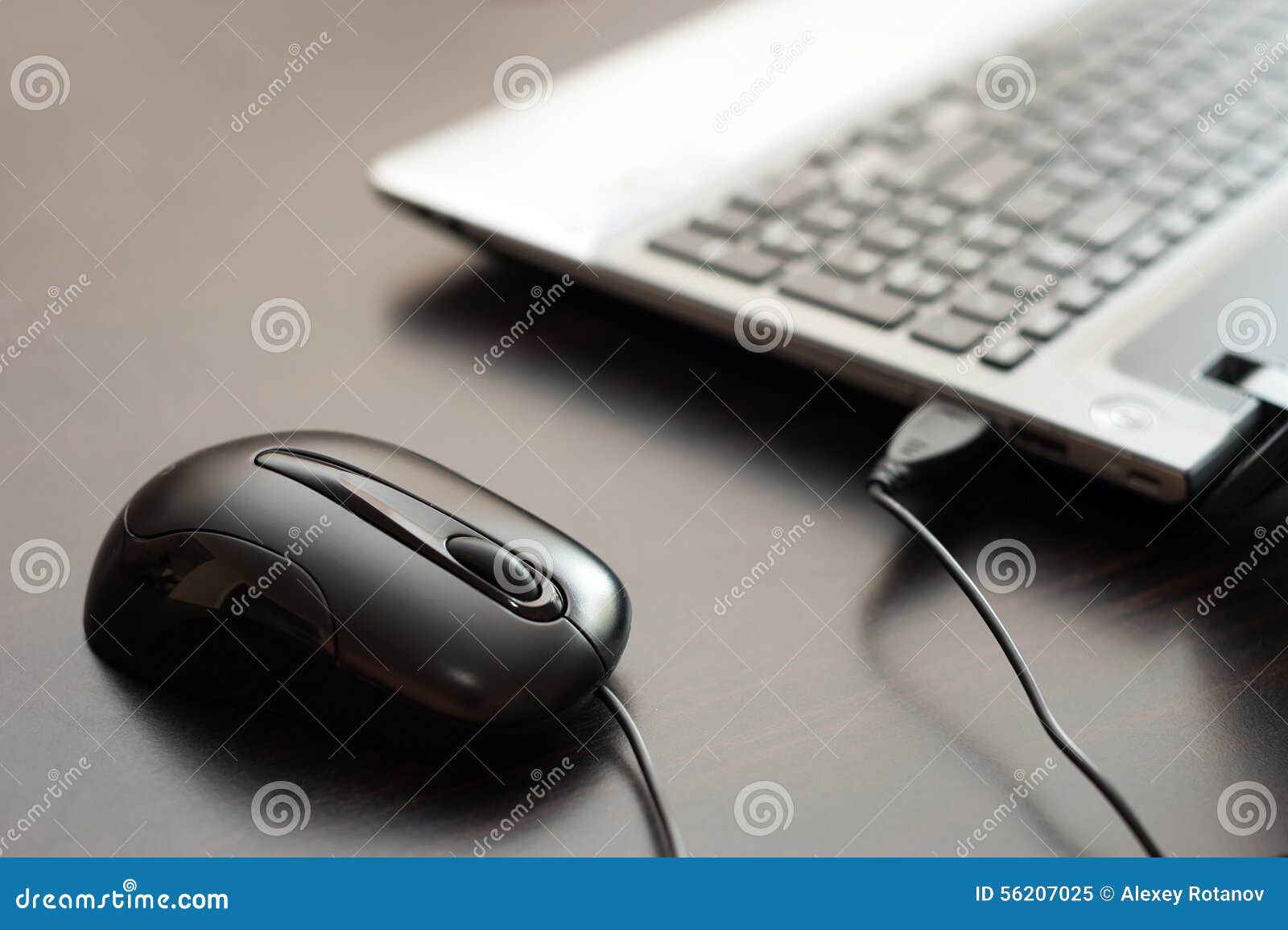 Computermuis Met Zilveren Laptop Computer Op Het Bureau Stock ...