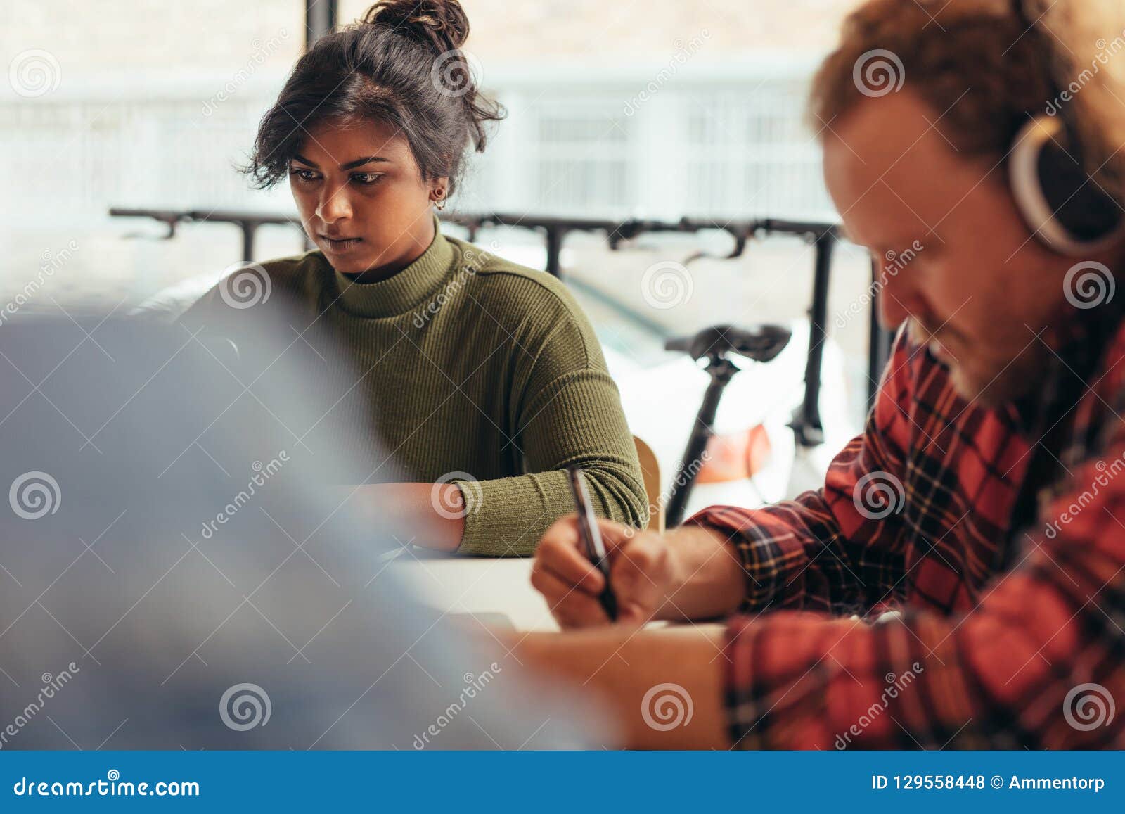 Computerprogrammierer, Die am Technologiestart Arbeiten Stockfoto ...