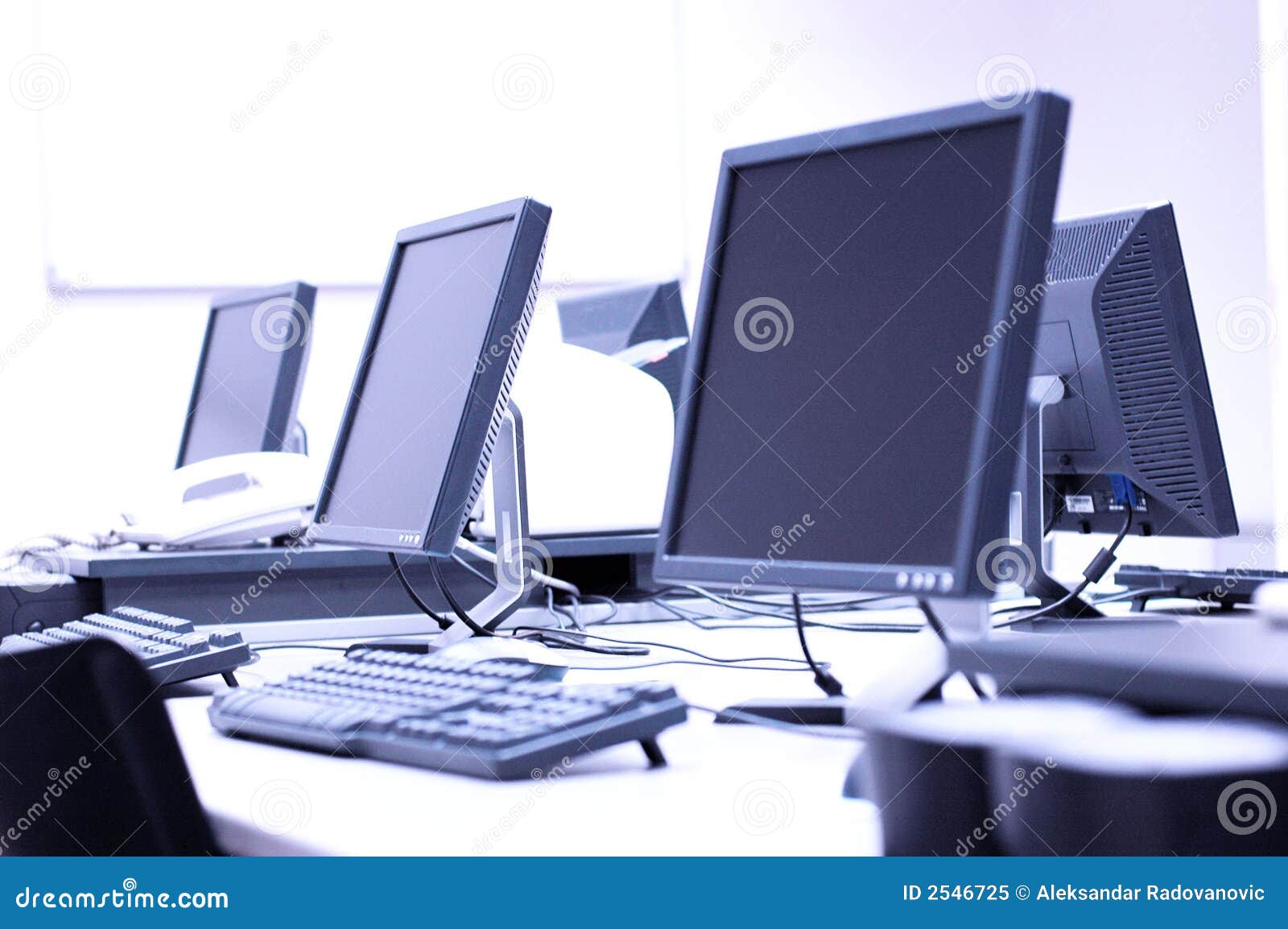 Computerraum stockbild. Bild von überwachungsgeräte, notizbuch - 2546725