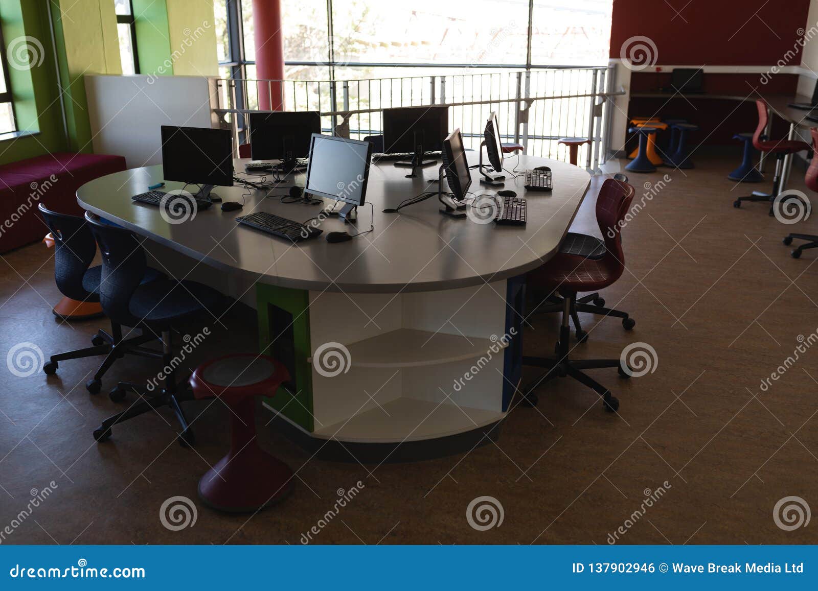 Computerraum in Einer Schule Stockfoto - Bild von wissen, stuhl: 137902946