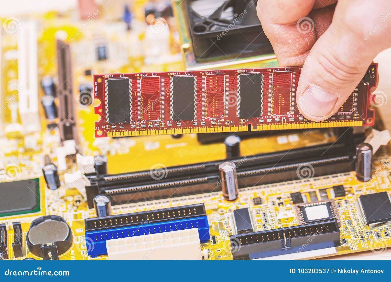 Computertechniker, Der Computerspeicher RAM in Den Schlitz Des ...