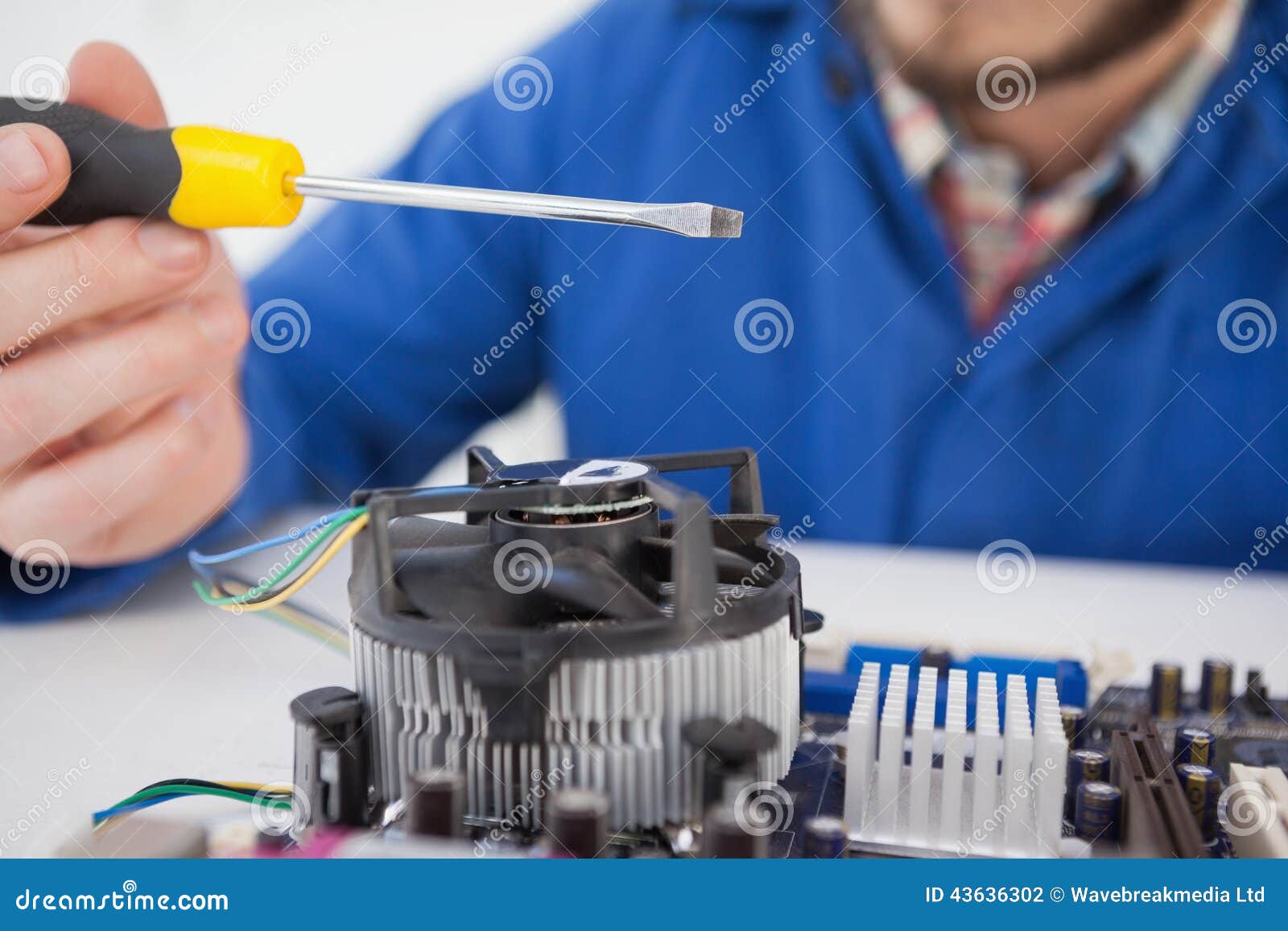 Computertechniker, Der an CPU Mit Schraubenzieher Arbeitet Stockfoto ...